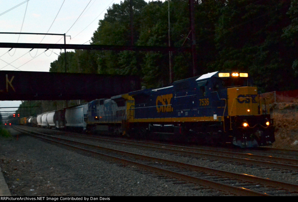 CSX C40-8 7536 leads Q301-08